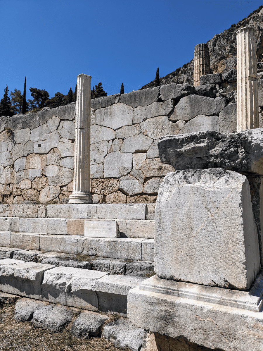 Amazing Delphi, the usurped oracle of the goddess