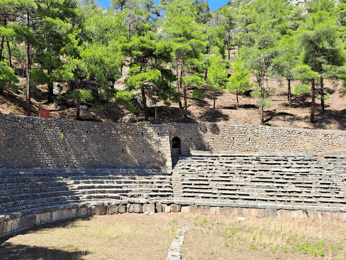 Amazing Delphi, the usurped oracle of the goddess